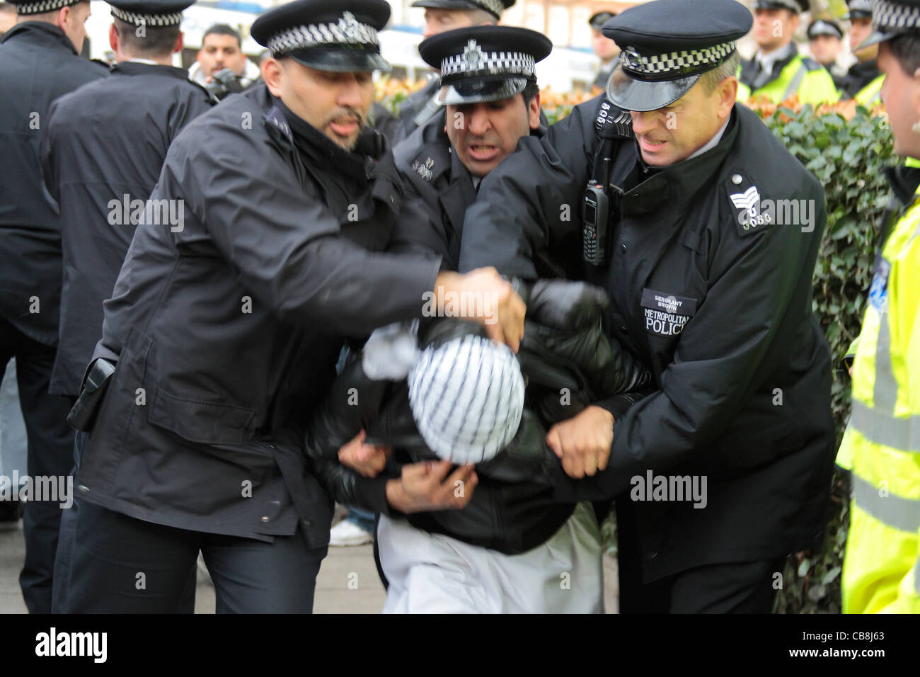 Police grapple hi-res stock photography and images - Alamy