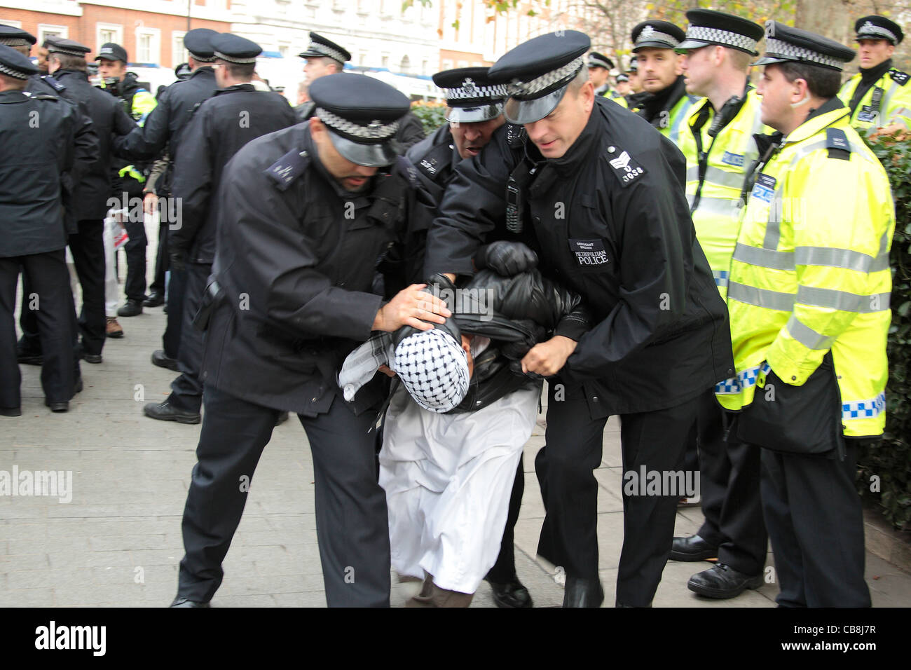 Police struggle with a protester outside the American Embassy in London ...