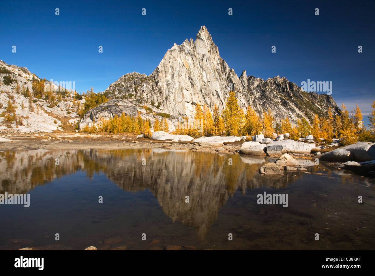 Prusik Peak reflecting in Gnome Tarn in the Enchantment Lakes Basin of ...
