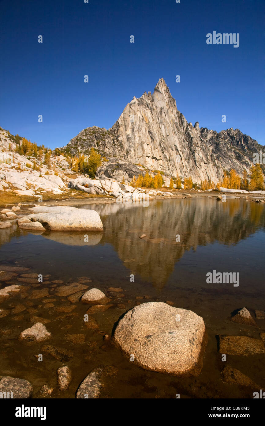 Prusik Peak reflecting in Gnome Tarn in the Enchantment Lakes Basin of ...