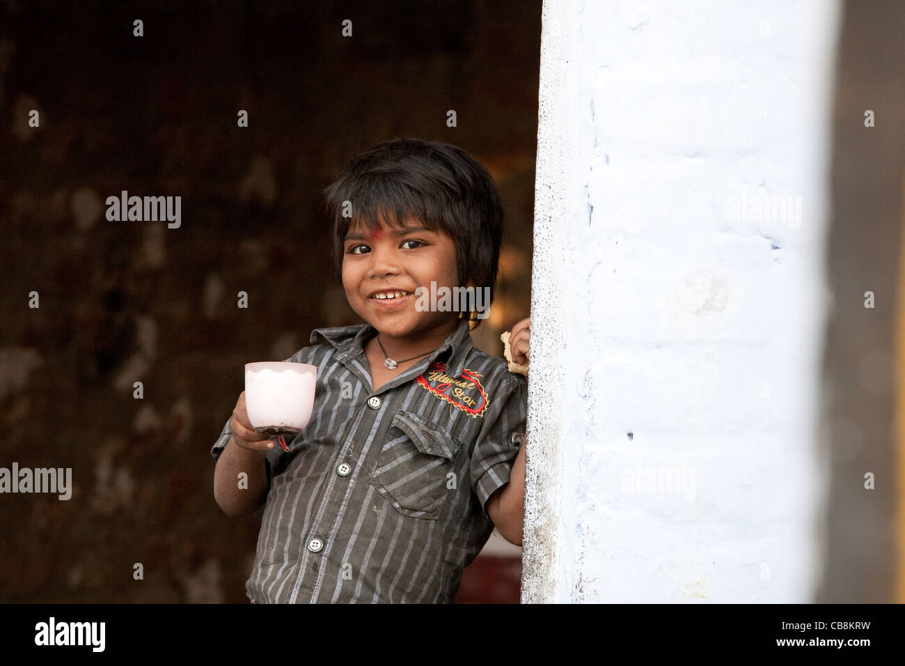 India slum smile hi-res stock photography and images - Alamy