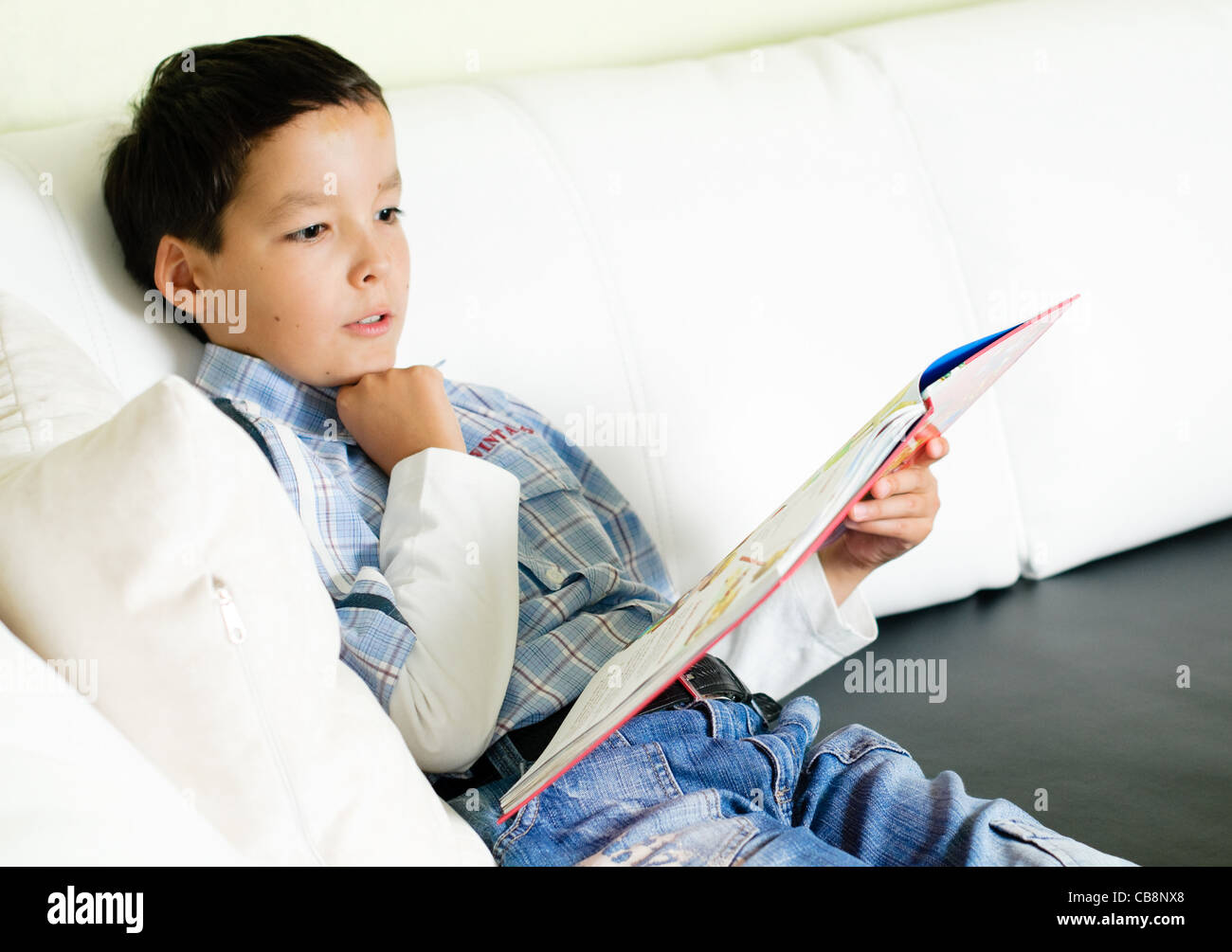 Black and white boy reading on sofa hi-res stock photography and images ...