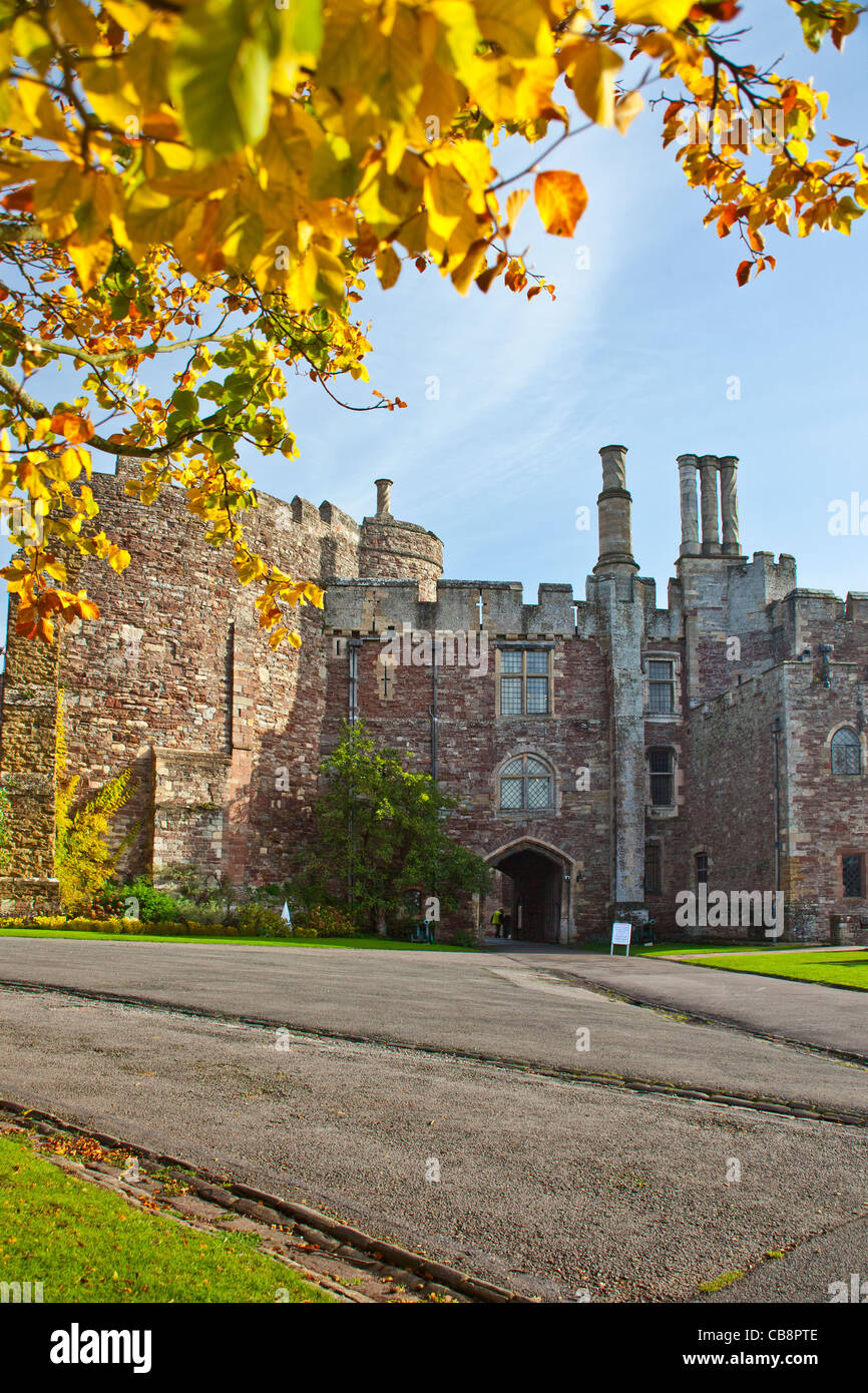 Medieval castle entrance hi-res stock photography and images - Alamy