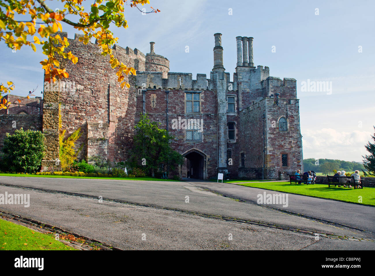 Medieval castle entrance hi-res stock photography and images - Alamy
