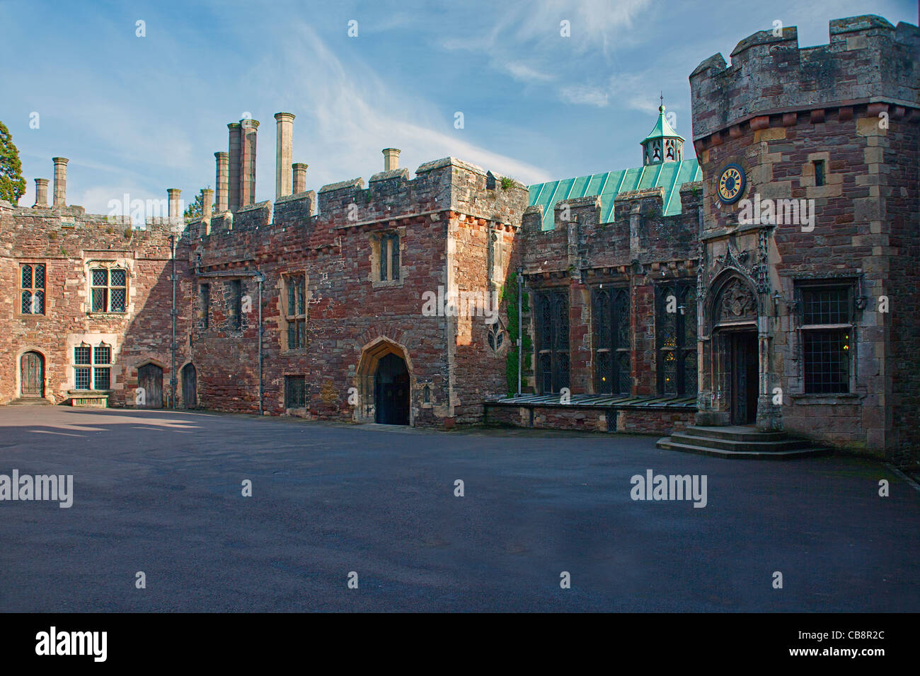 The courtyard at Berkeley Castle, Gloucestershire, England, UK Stock ...