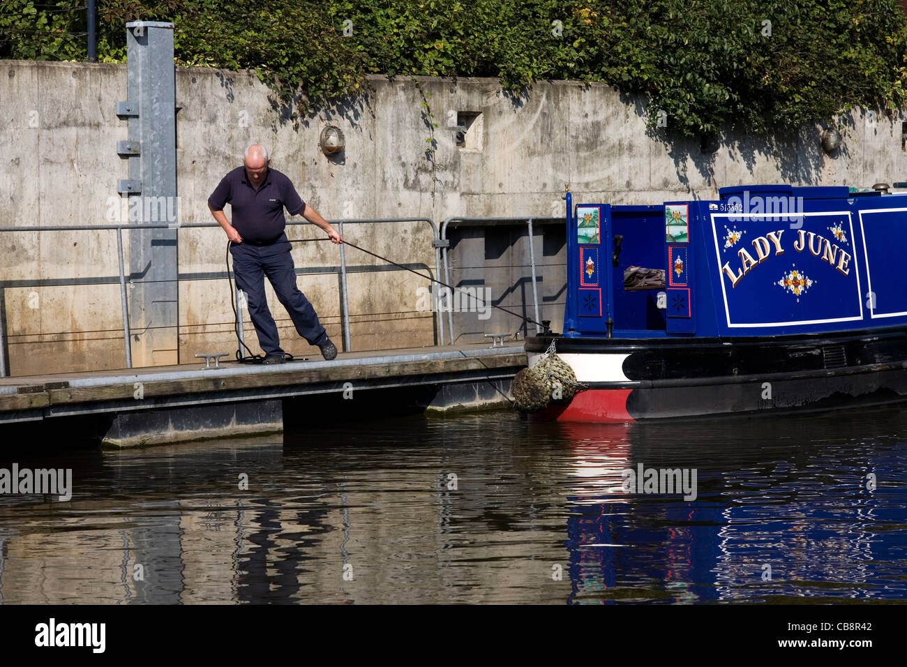 Man Mooring his Narrow Boat on the River Trent at Newark-on-Trent Stock ...