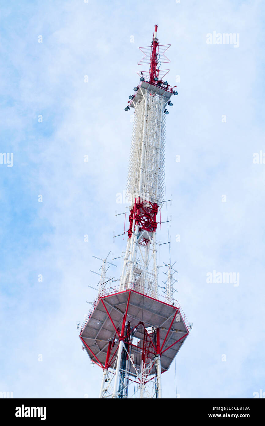 Red and white radio tower hi-res stock photography and images - Alamy