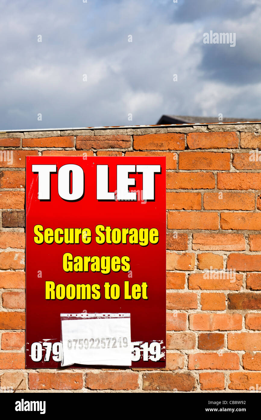 To let sign, for rooms and garages, on a brick wall Stock Photo - Alamy