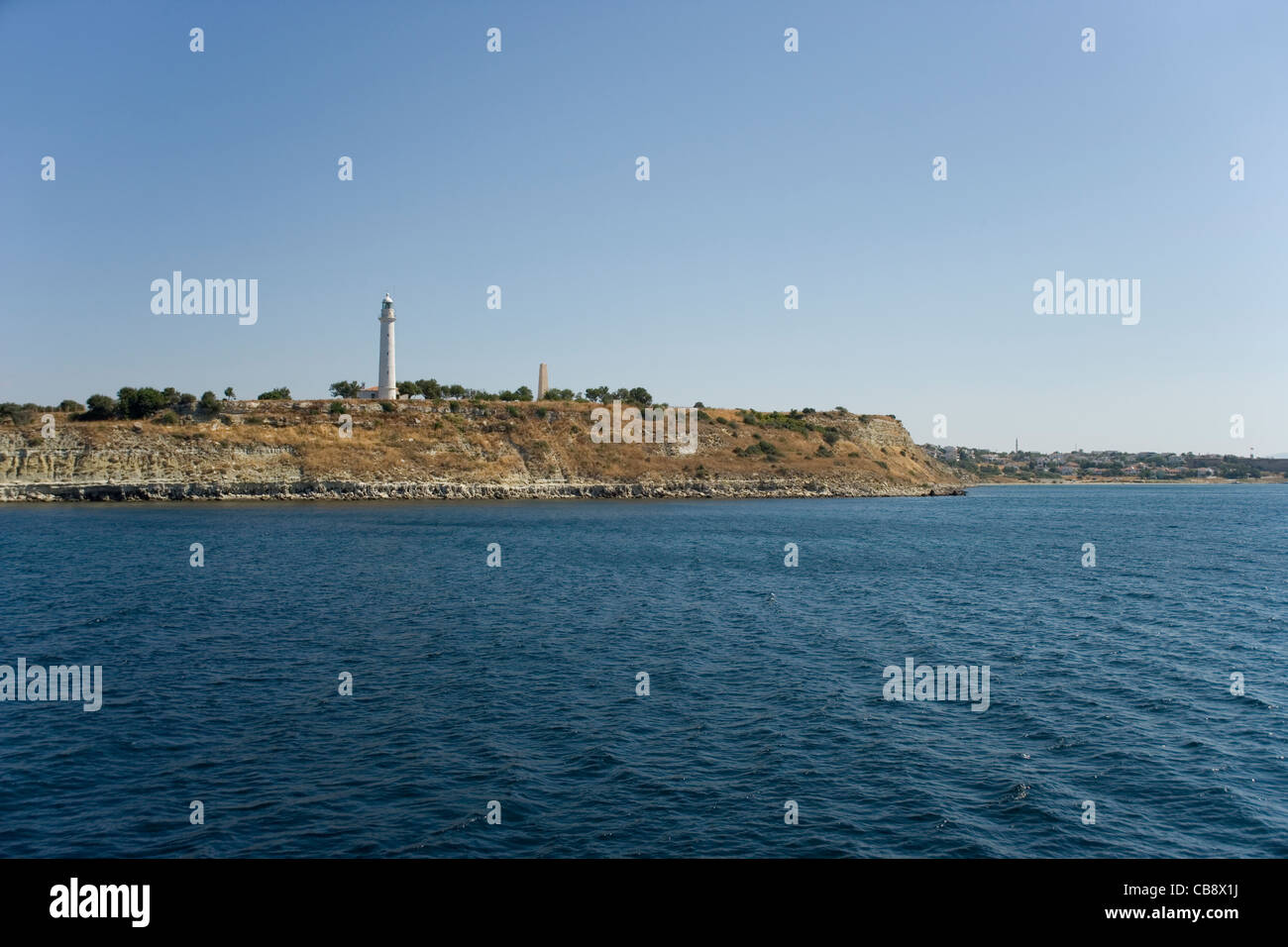 Helles lighthouse and Memorial to the British missing of the 1915 First ...