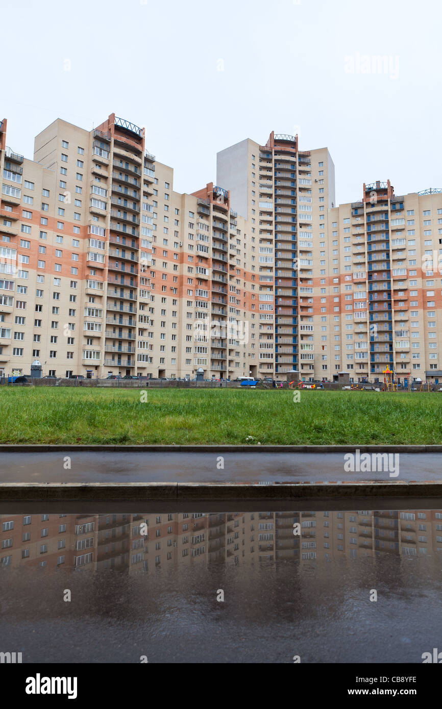 Yard of high-rise buildings in Saint-Petersburg, Russia Stock Photo - Alamy