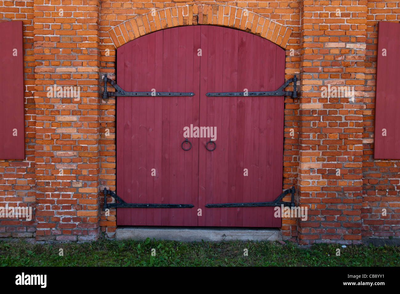 Old red door brick hi-res stock photography and images - Alamy