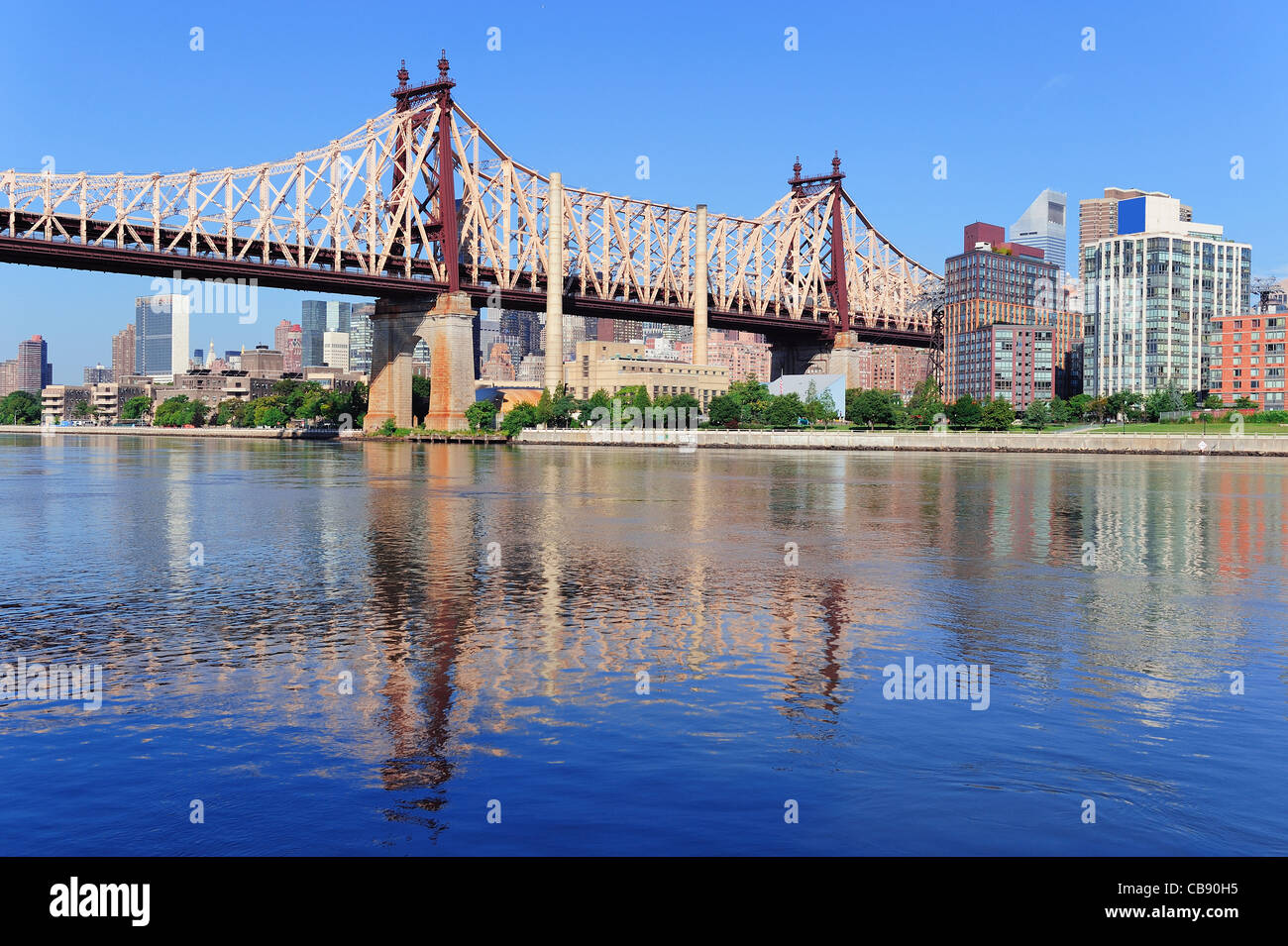 Queensborough Bridge in Midtown Manhattan with New York City skyline ...
