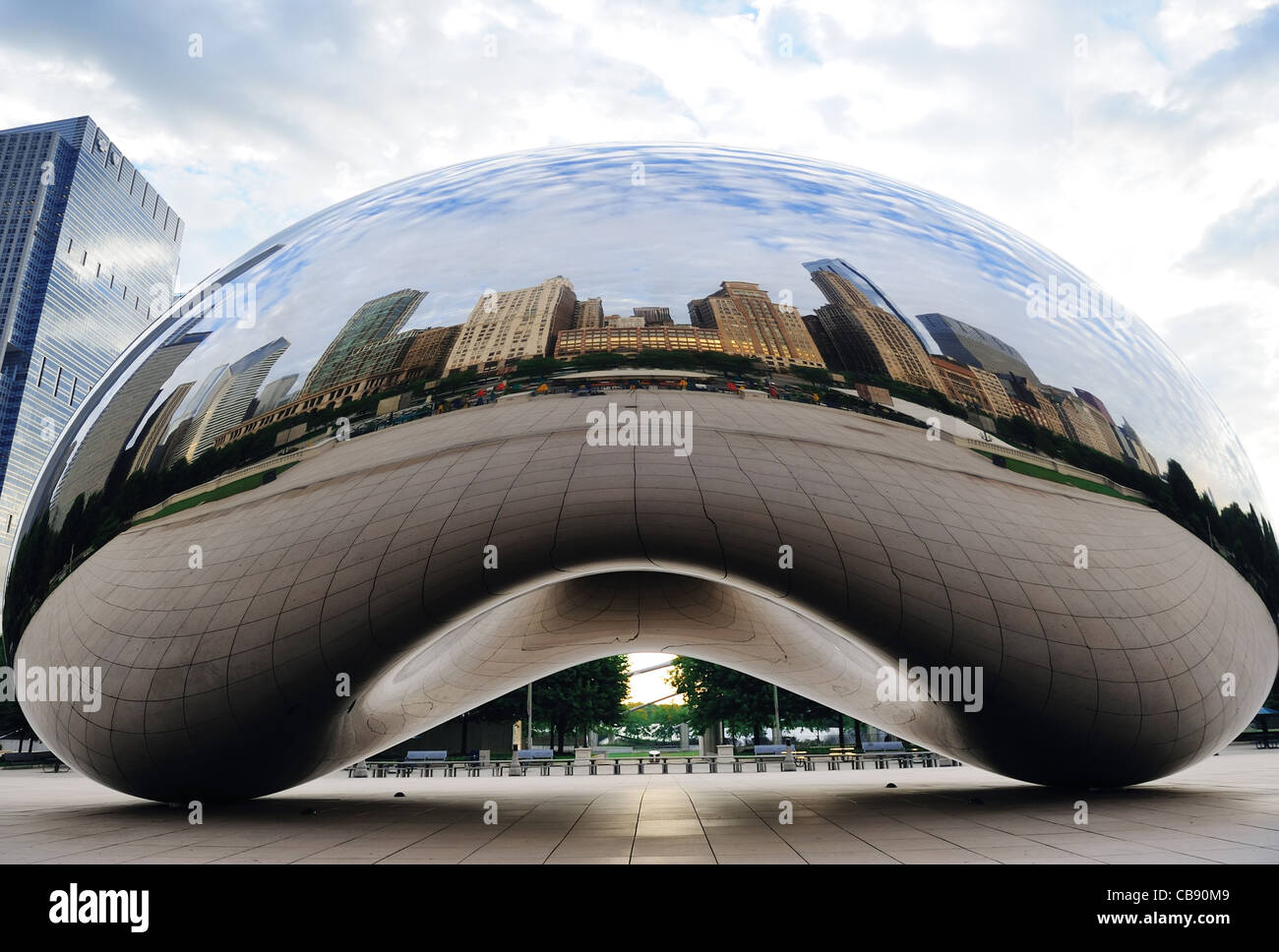 Cloud Gate and Chicago skyline Stock Photo - Alamy