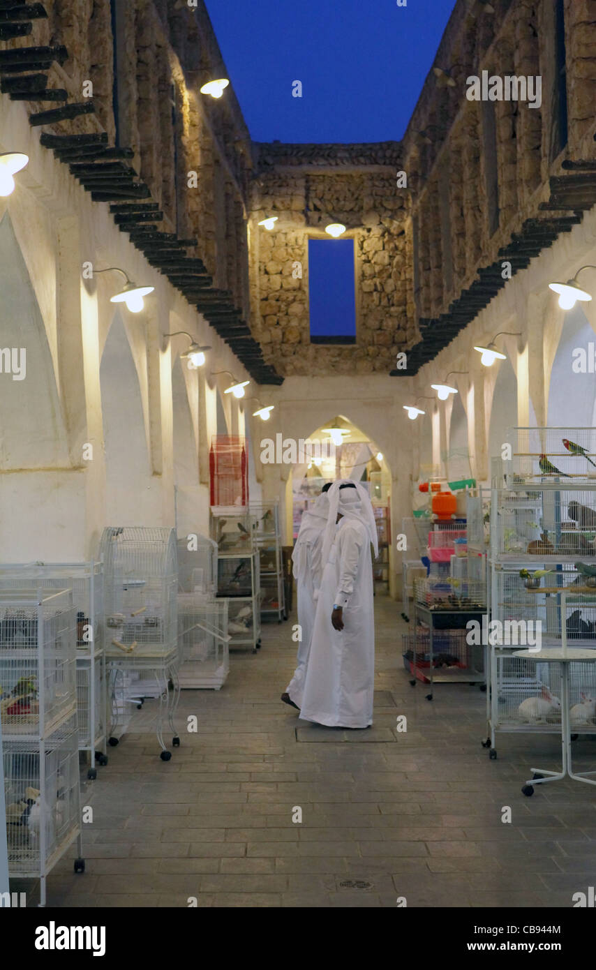 Qatari man souq waqif doha hi-res stock photography and images - Alamy