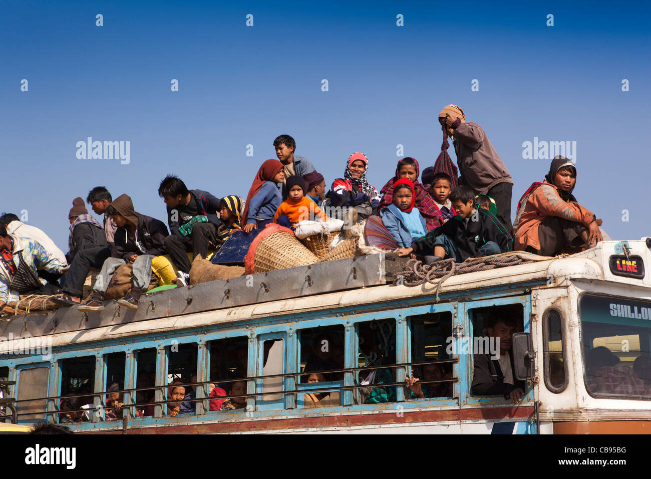 Overcrowded bus india hi-res stock photography and images - Alamy