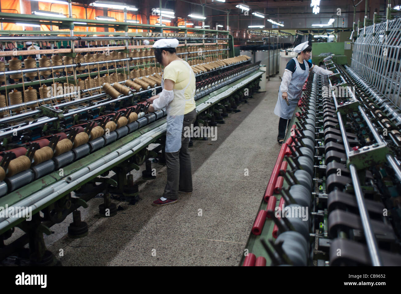 Cotton mill workers women hi-res stock photography and images - Alamy