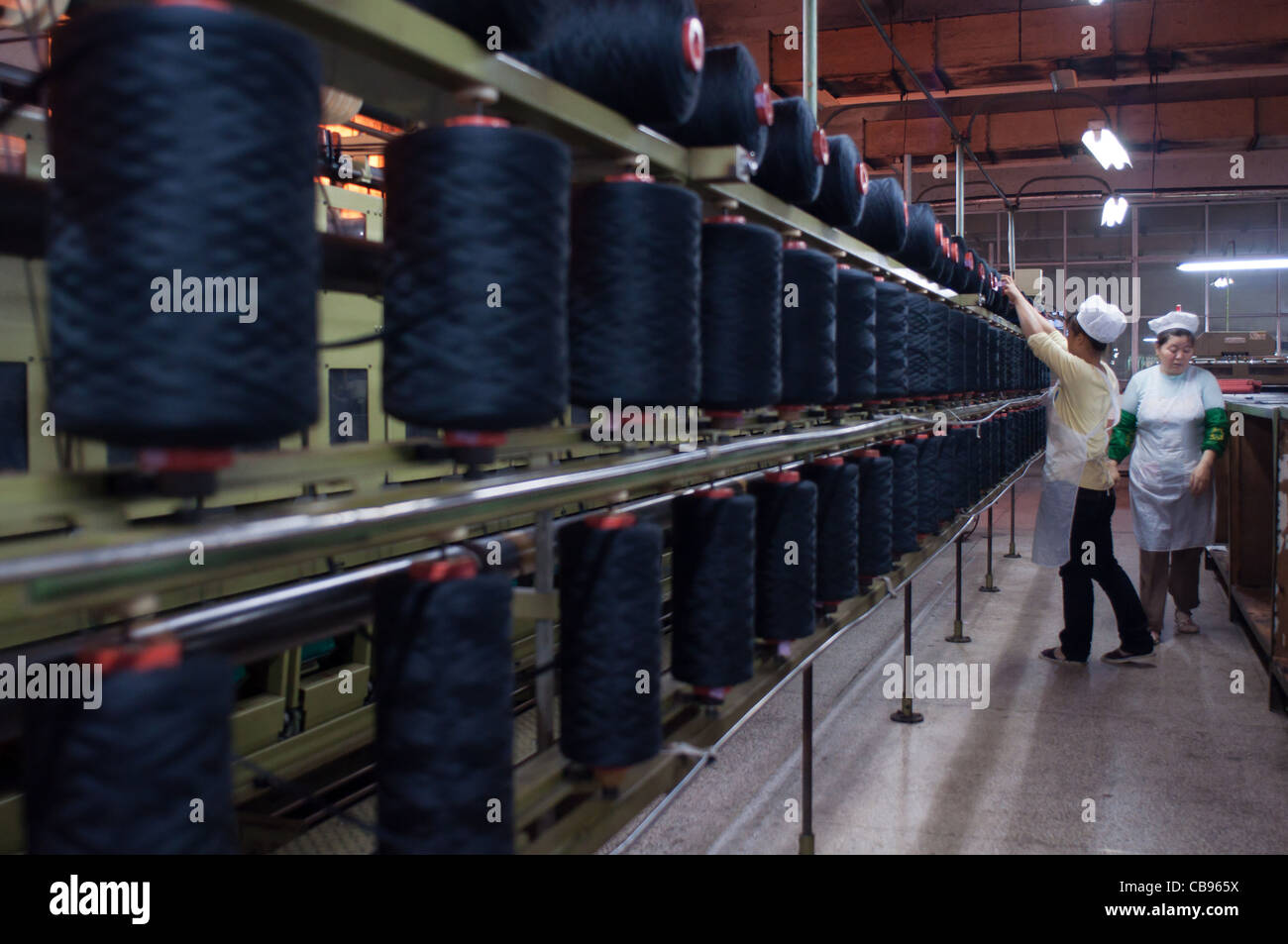 Workers in a textile factory hi-res stock photography and images - Alamy