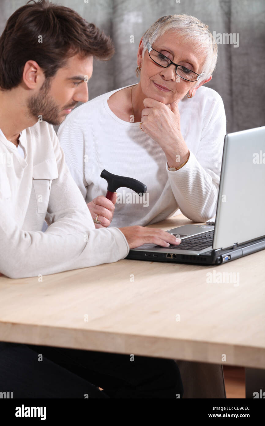 Man helping old lady computer hi-res stock photography and images - Alamy