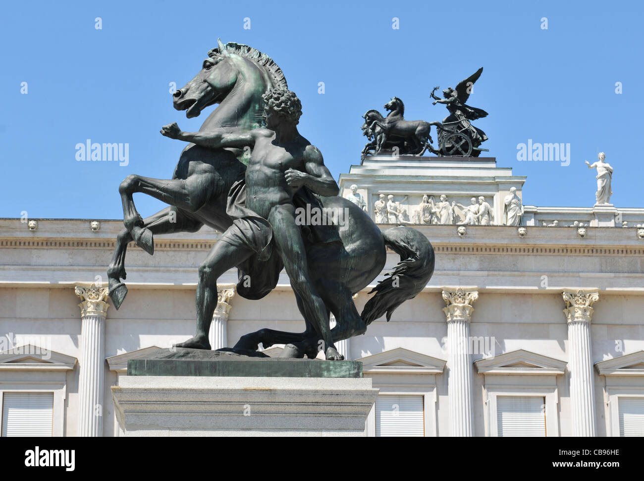 Lion statue palace vienna hi-res stock photography and images - Alamy