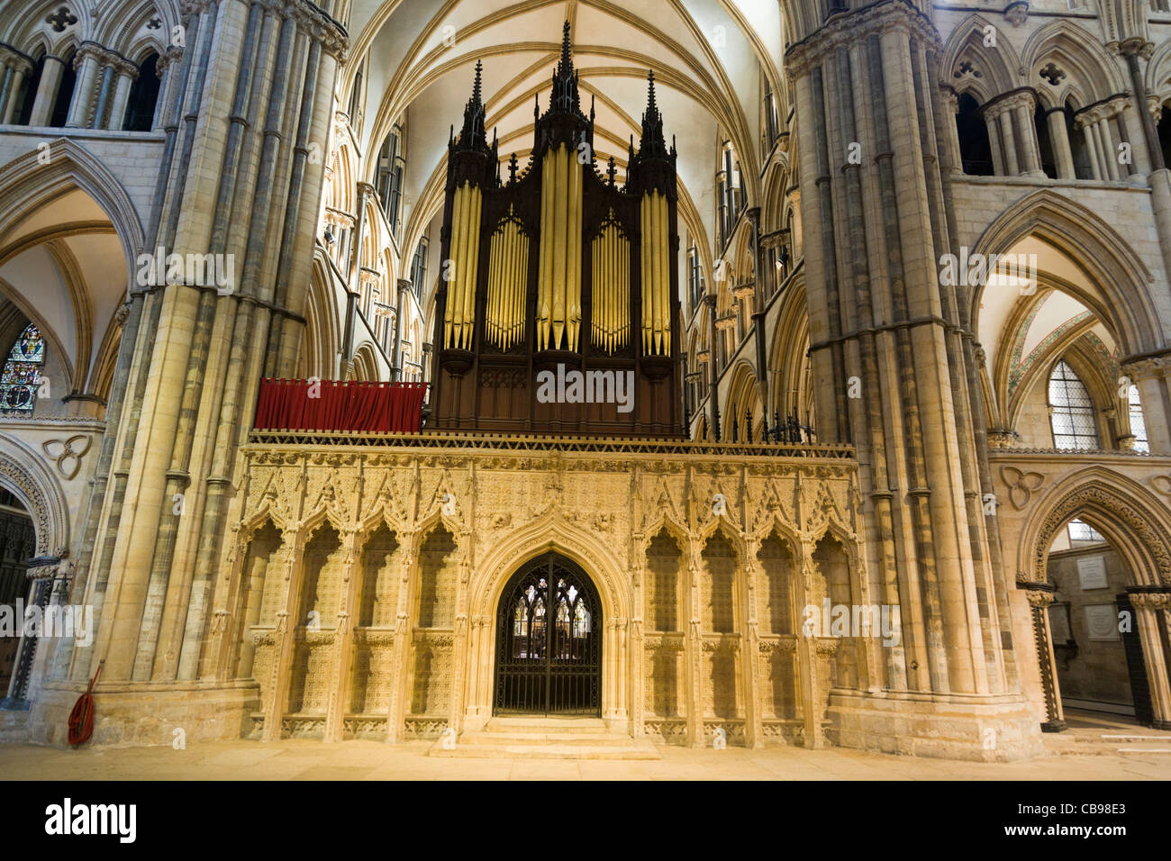 Lincoln Cathedral Crossing organ Stock Photo - Alamy