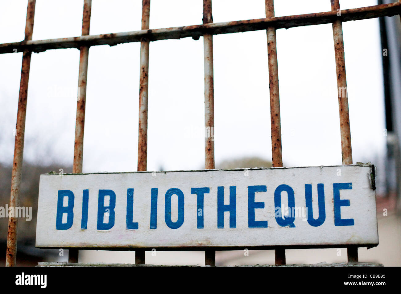 Sign of a library in French: bibliotheque Stock Photo - Alamy