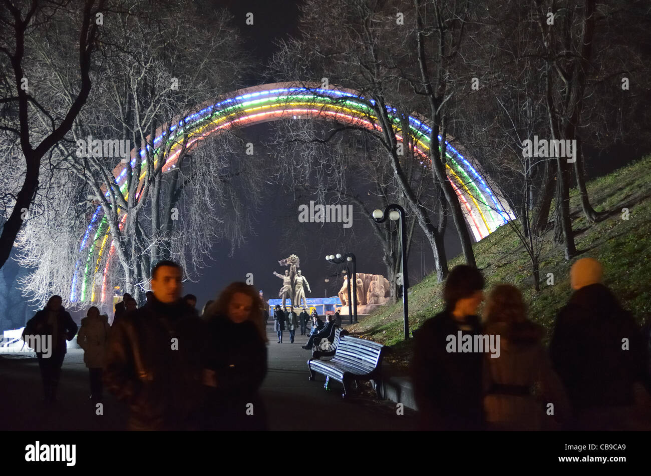Nightlife in Kiev, Khreshchatyk Park with People’s Friendship Arch ...