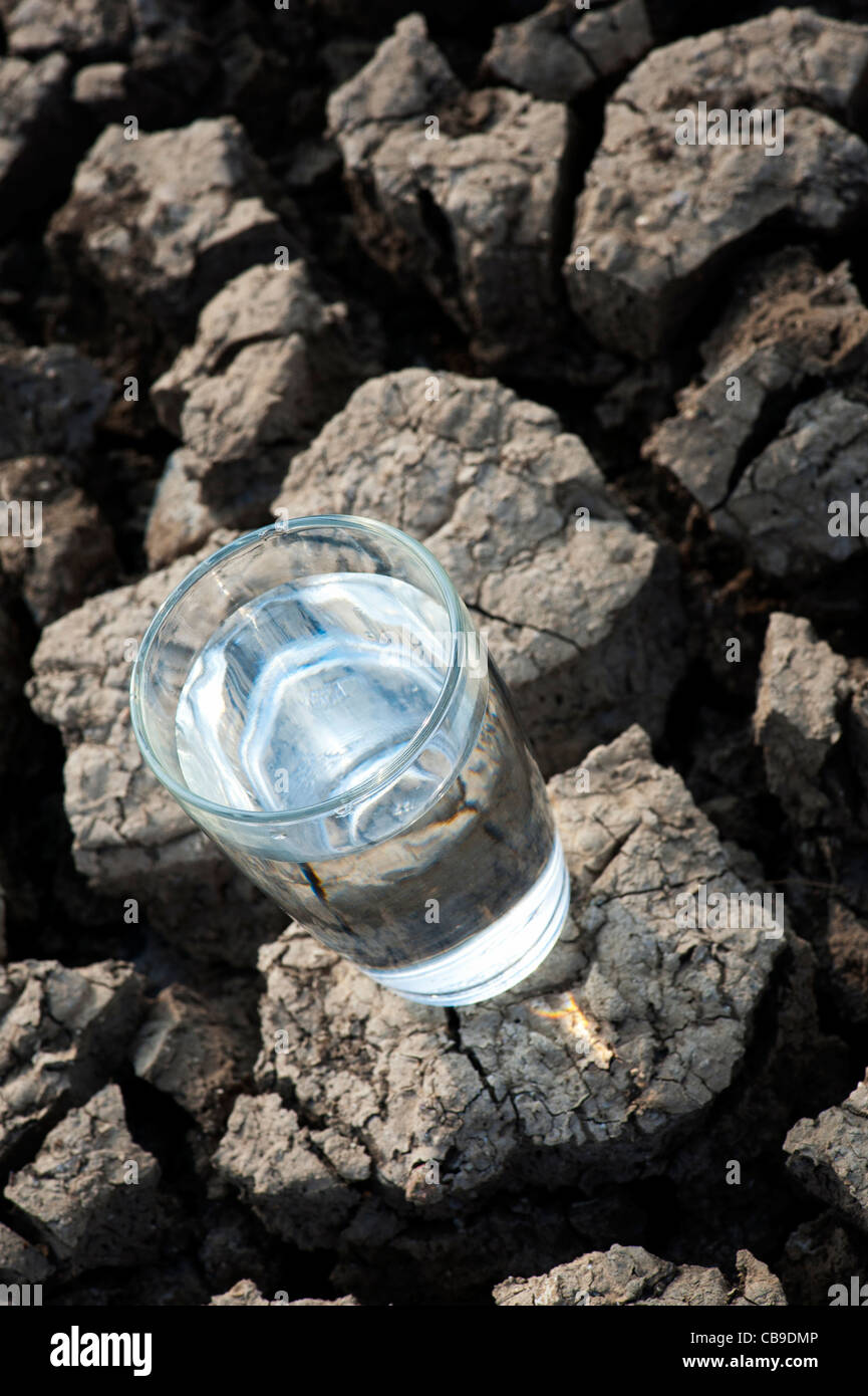 Earth cracked water hi-res stock photography and images - Alamy