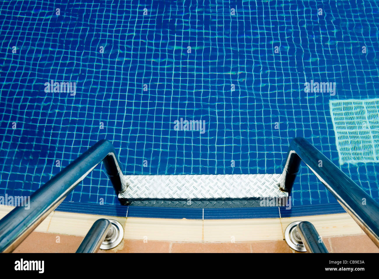 Ladder at the side of a swimming pool Stock Photo - Alamy