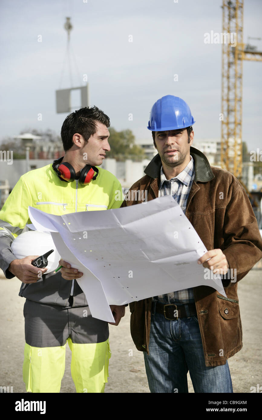 Construction workers checking plans hi-res stock photography and images - Alamy