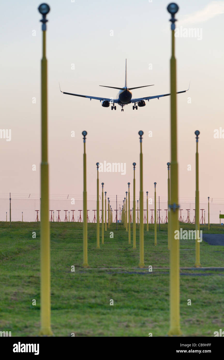 Landing aircraft hi-res stock photography and images - Alamy