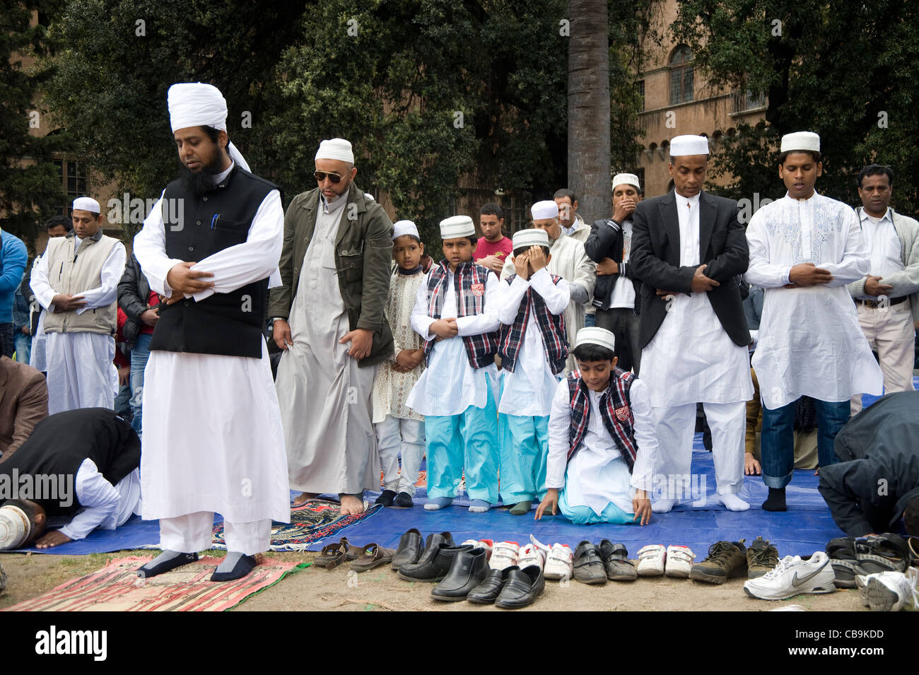 Rome, Italy - Muslim people praying in the street Stock Photo - Alamy