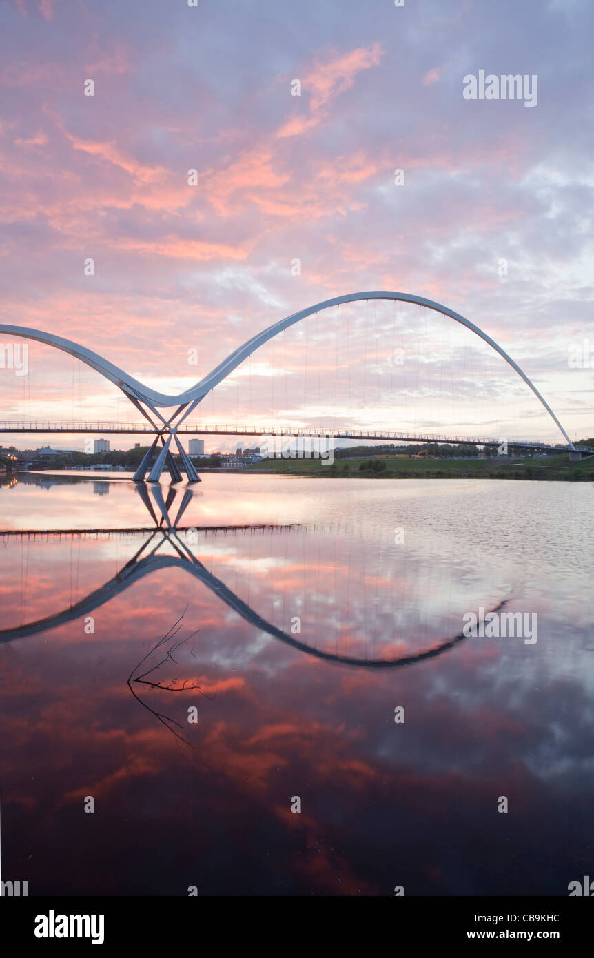 Infinity bridge hi-res stock photography and images - Alamy