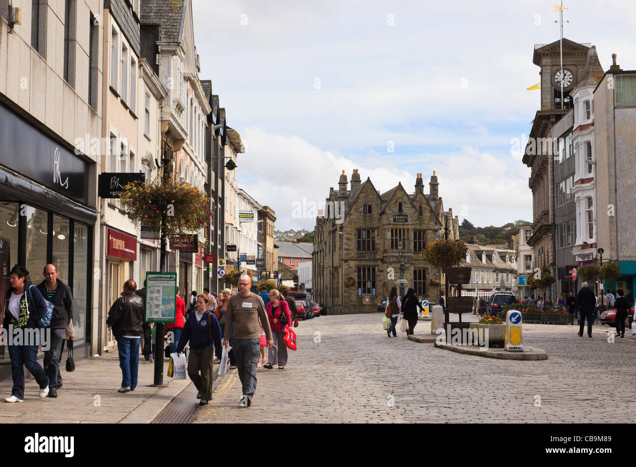 Shops along cobbled street in the city centre. Boscawen Street, Truro ...