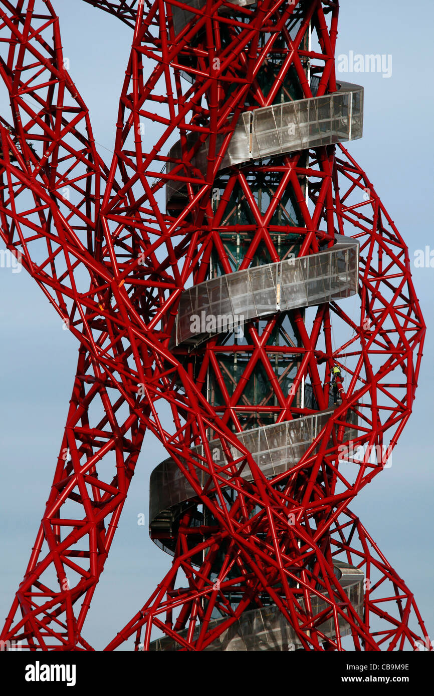 UK. WORKERS AT CONSTRUCTION OF KAPOOR STATUE INSTALLATION IN LONDON ...