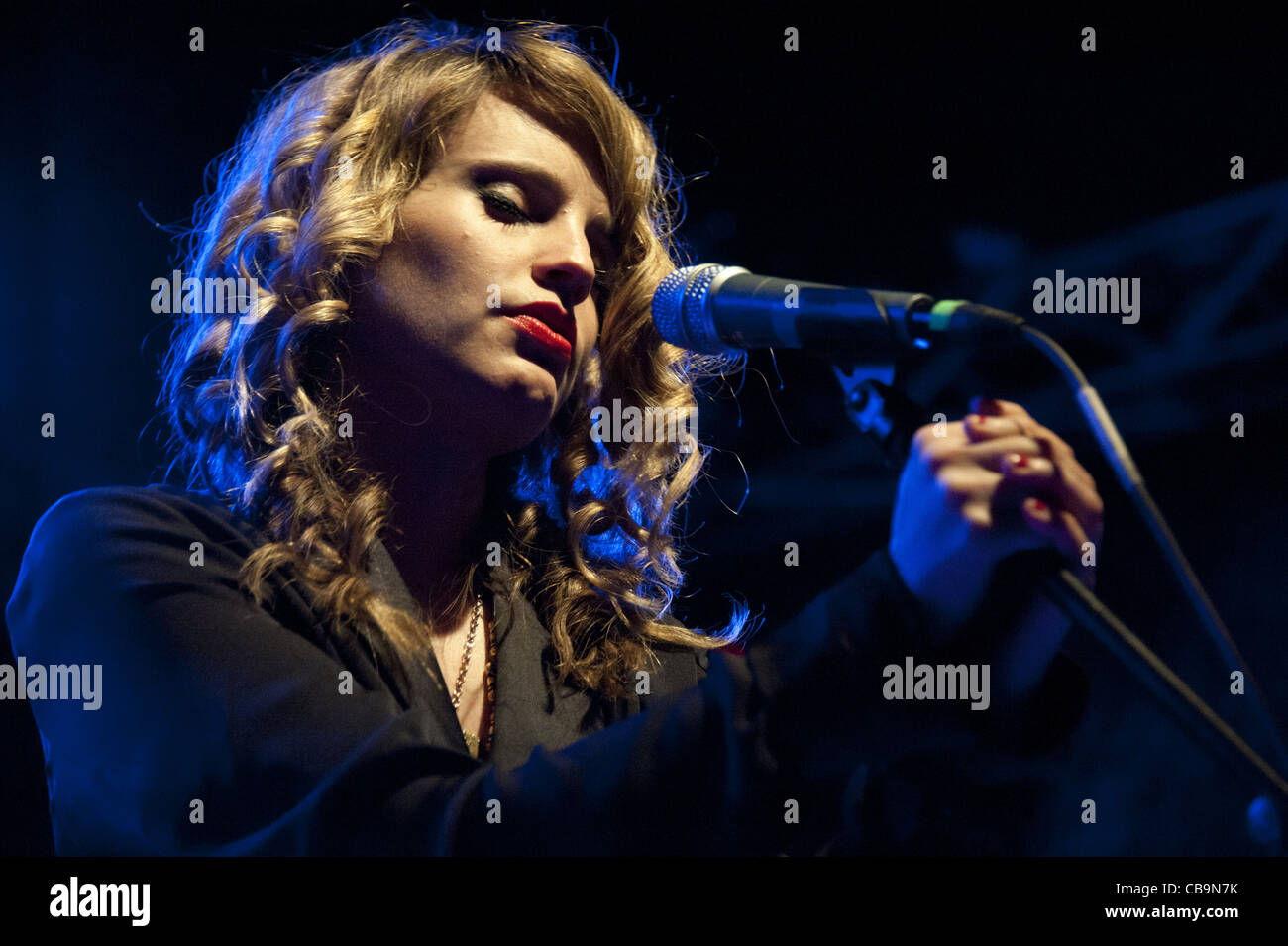 Anna calvi sing hi-res stock photography and images - Alamy