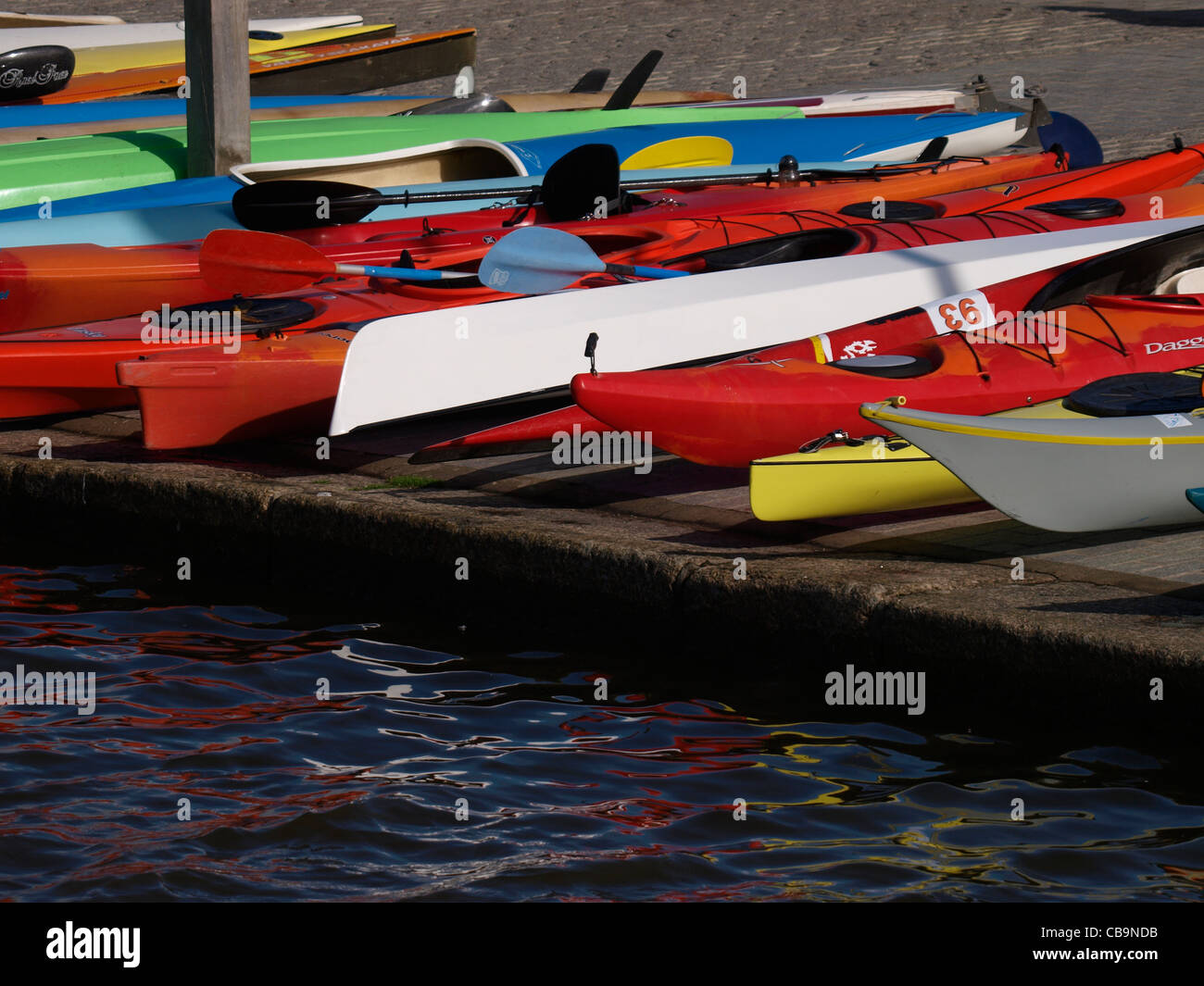 Line of kayaks hi-res stock photography and images - Alamy