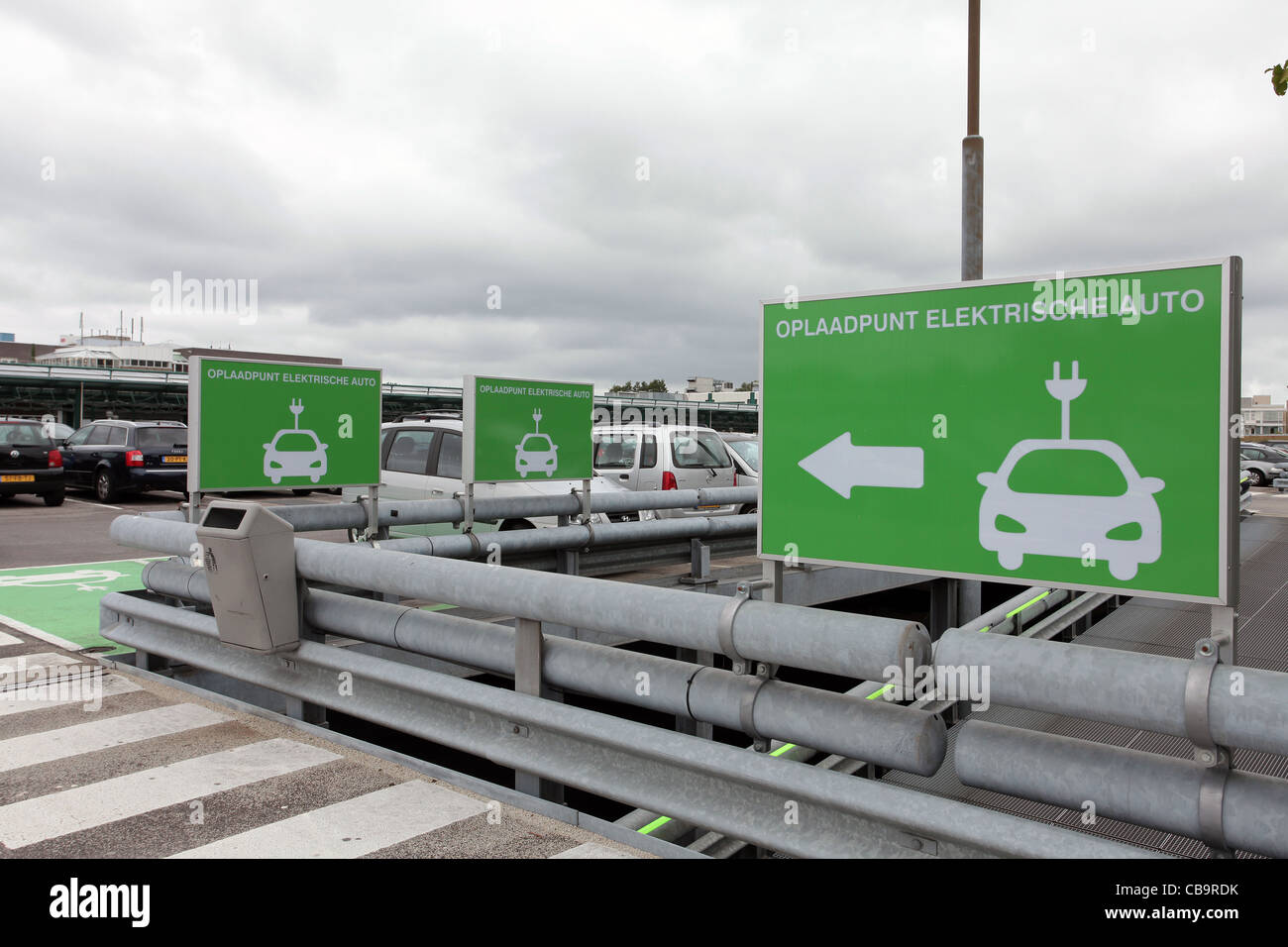 A sign for electric cars Stock Photo - Alamy