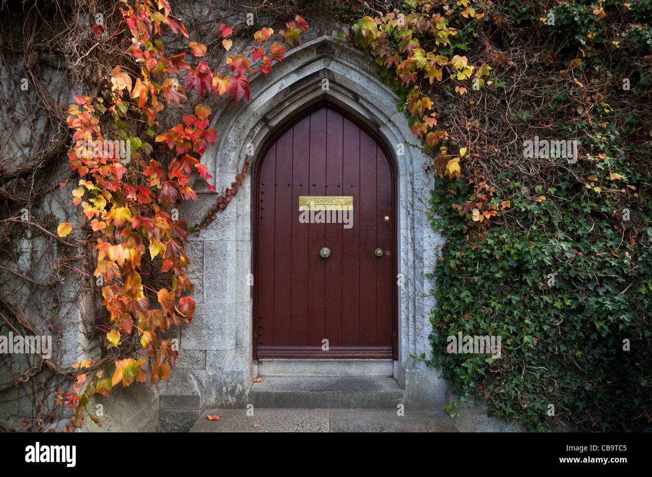 Quadrangle university hi-res stock photography and images - Alamy