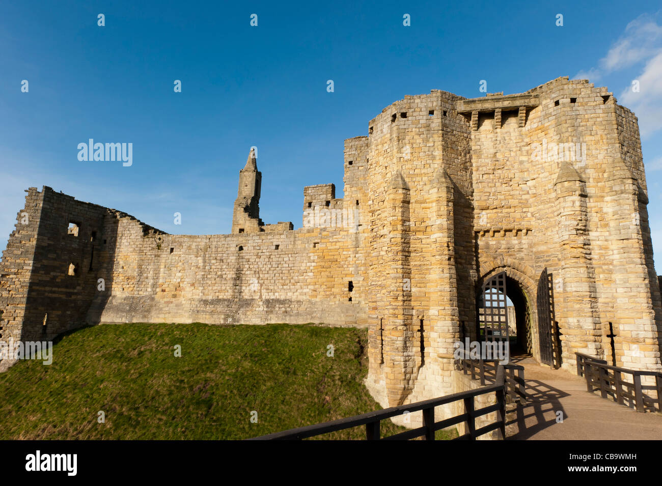 Draw bridge castle hi-res stock photography and images - Alamy