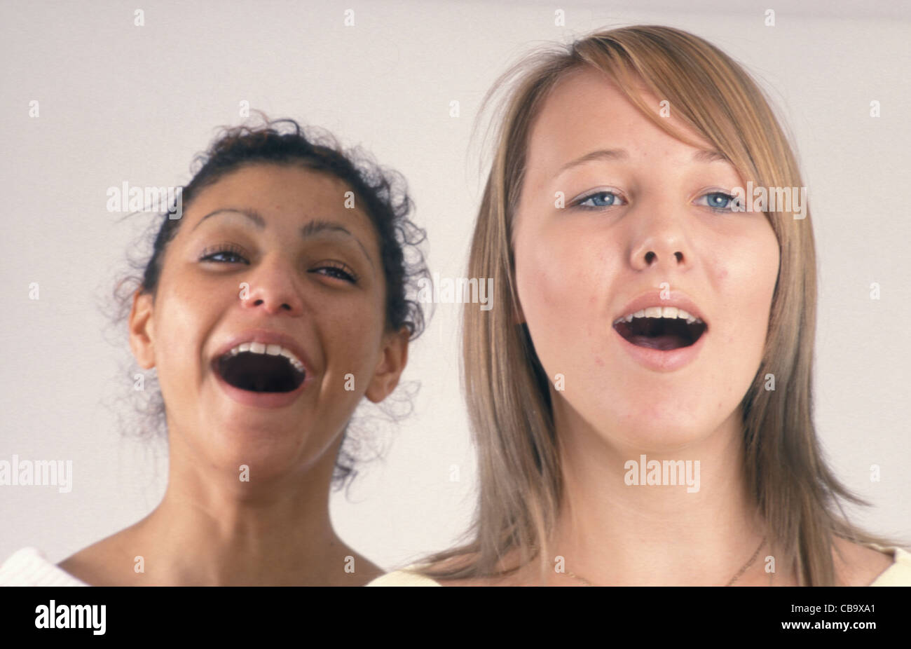 two girls singing Stock Photo - Alamy