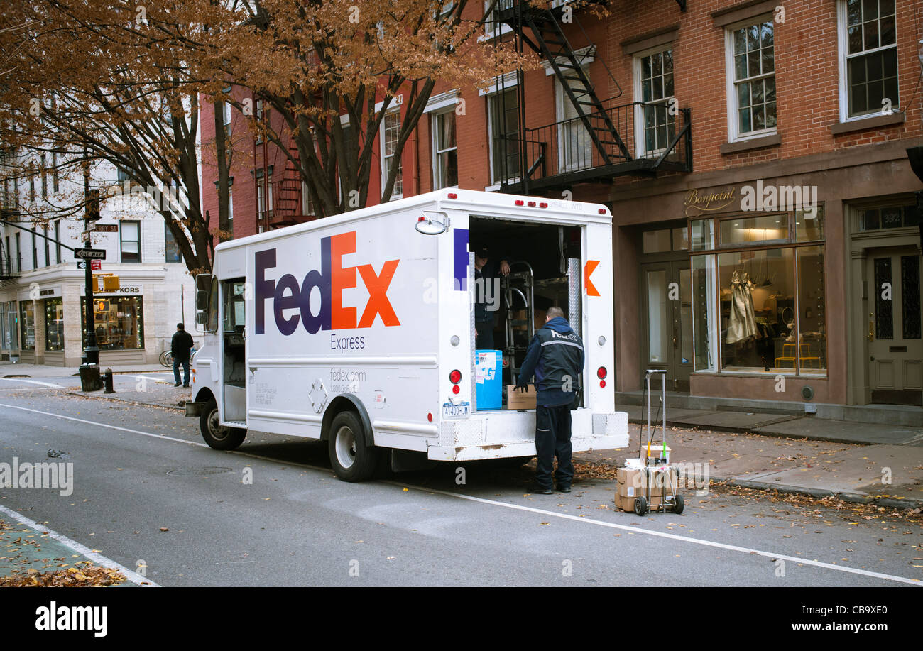 Fedex delivery man hi-res stock photography and images - Alamy