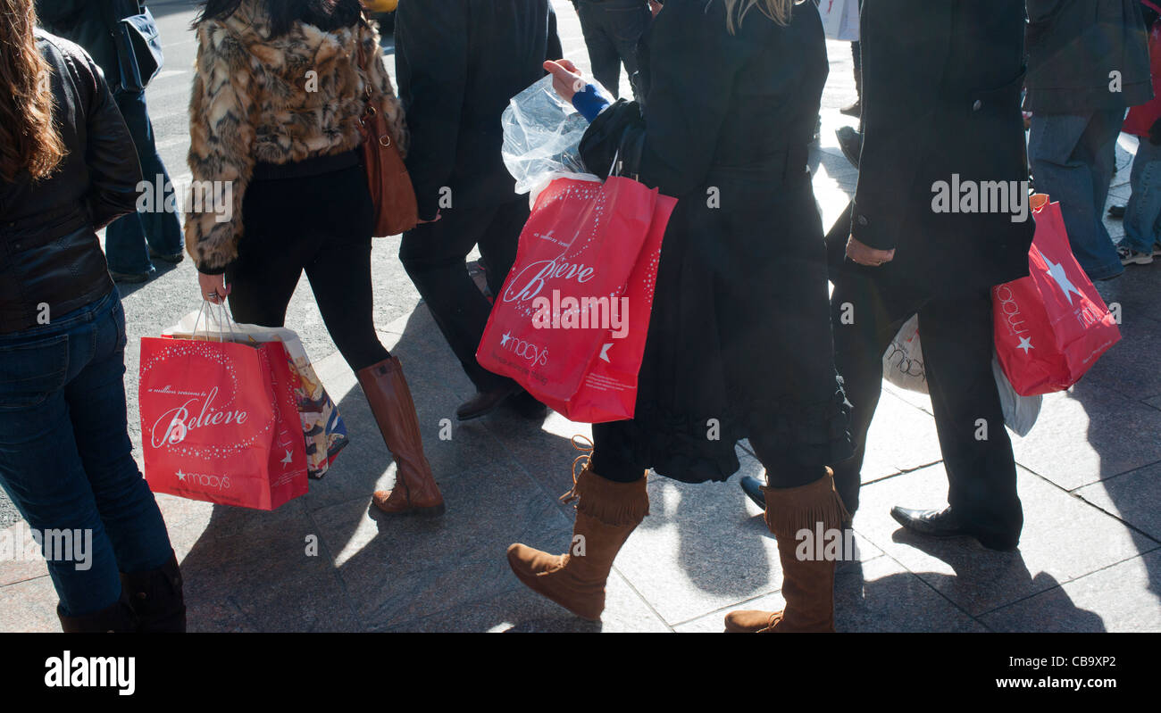 Shoppers in the Herald Square shopping district in New York Stock Photo ...