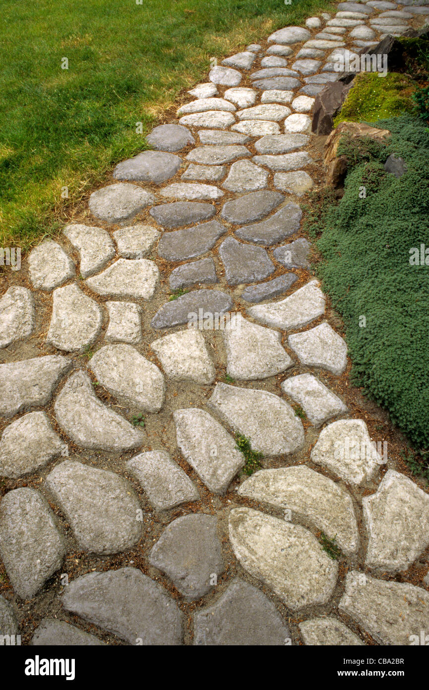 Walking curved garden path hi-res stock photography and images - Alamy