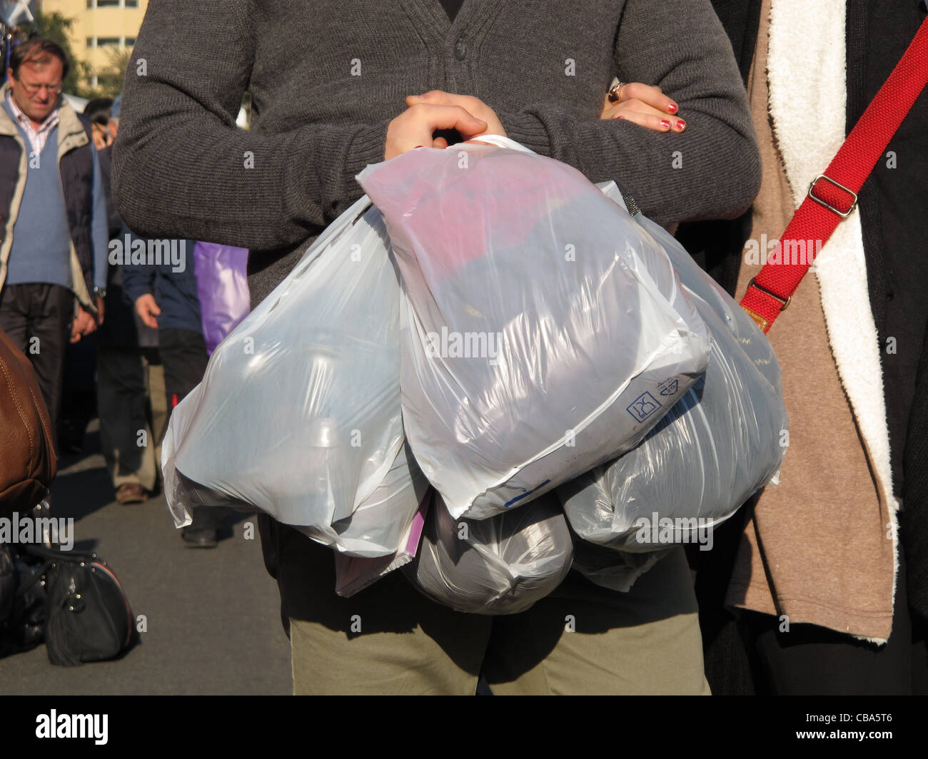 People carrying lots of shopping bags hi-res stock photography and ...