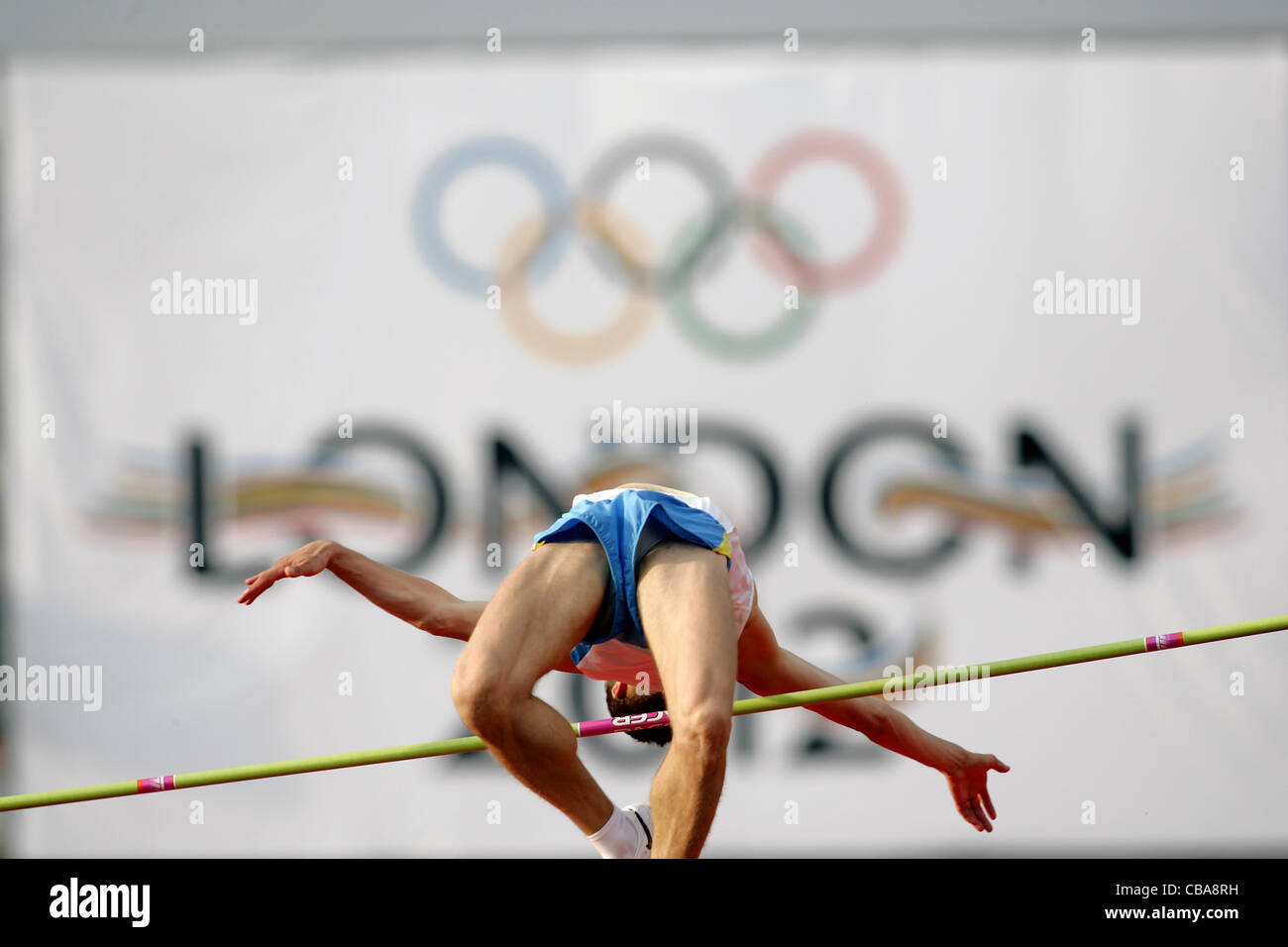 Mens high jump olympics hi-res stock photography and images - Alamy