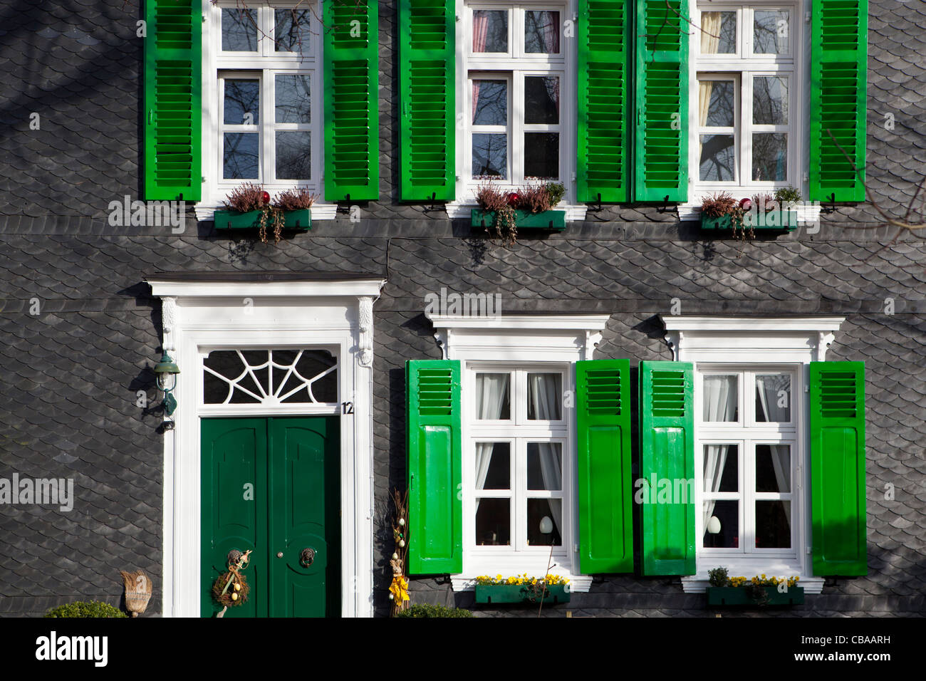 Dark green windows hi-res stock photography and images - Alamy