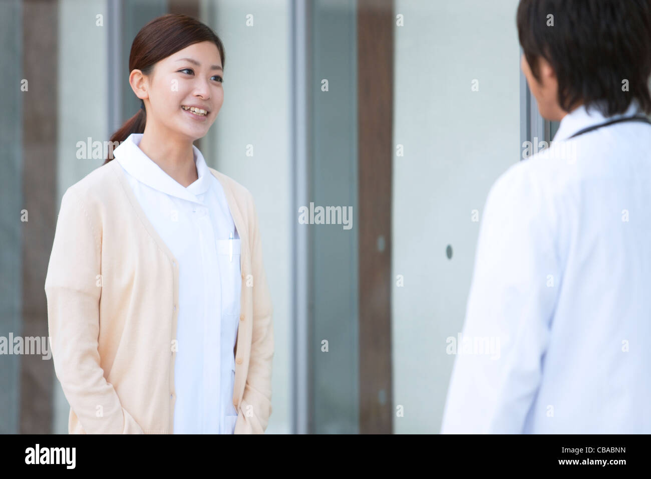Two nurse talking to each other hi-res stock photography and images - Alamy