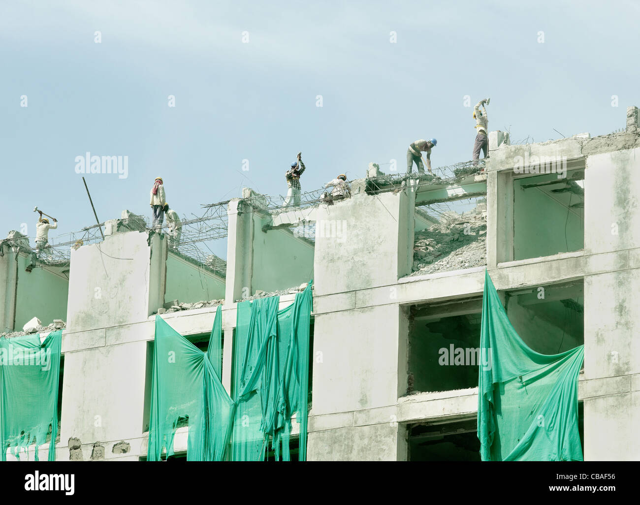 Workmen on building site, no scaffolding. Mumbai, India Stock Photo - Alamy