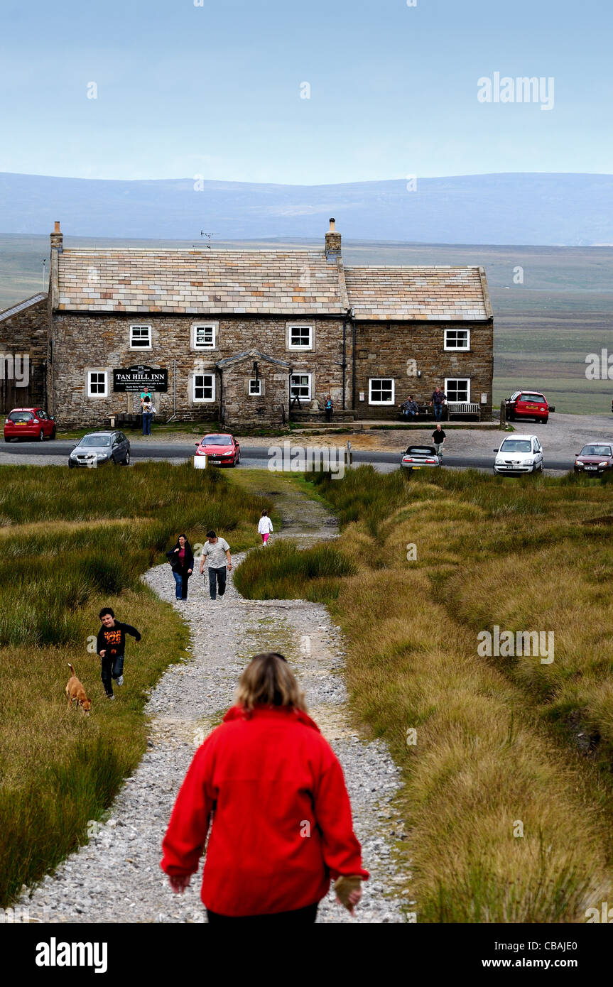 Tan Hill inn with Pennine way footpath ,North Yorkshire Stock Photo - Alamy