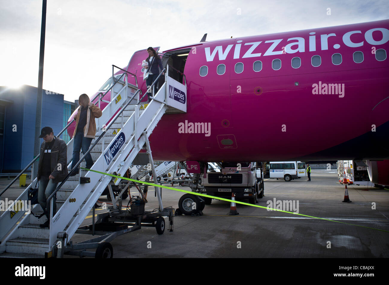 Passengers disembark an airplane hi-res stock photography and images ...